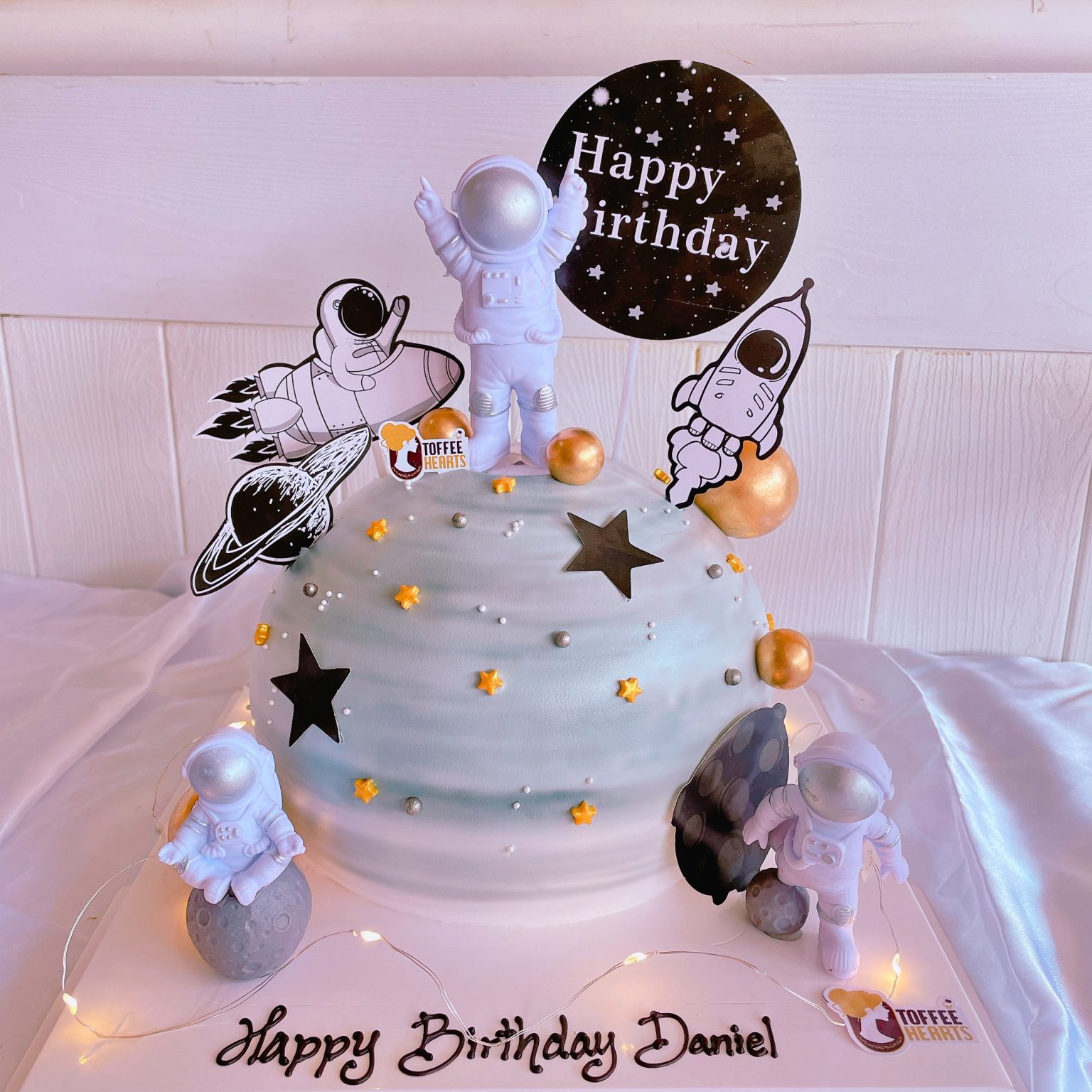 Astronaut Ball Shape Cake – Toffee Hearts Confectionery